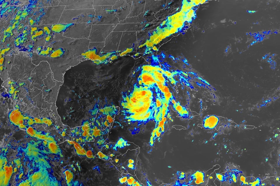 NHC advertencias por tres tormentas