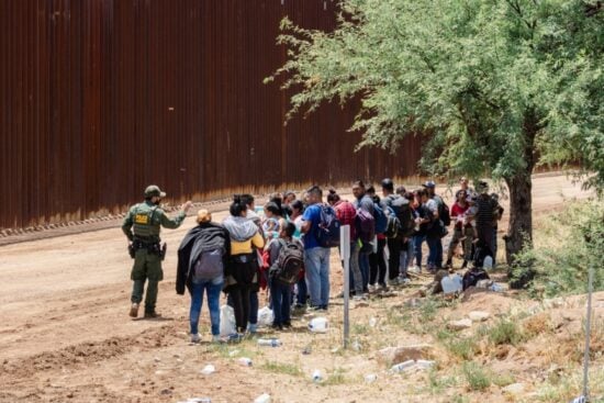 ICE detiene inmigrantes: Más de 300 detenidos en el primer día