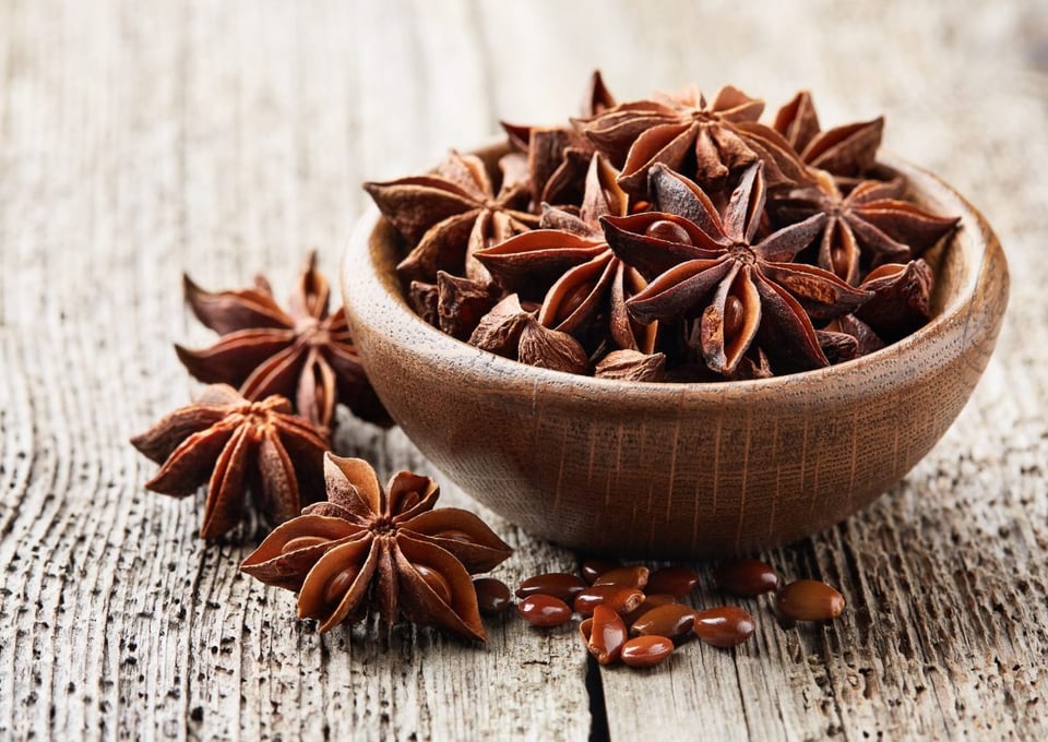 Anís estrellado : beneficios, usos, riesgos y poder antiviral