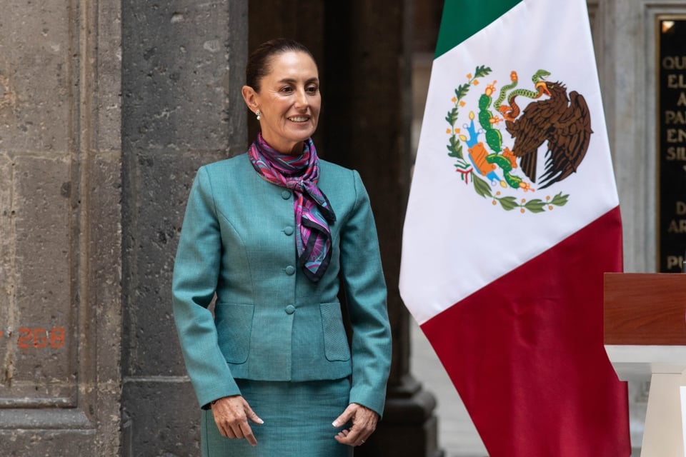 Claudia Sheinbaum sufre acoso en el Zócalo mexicano