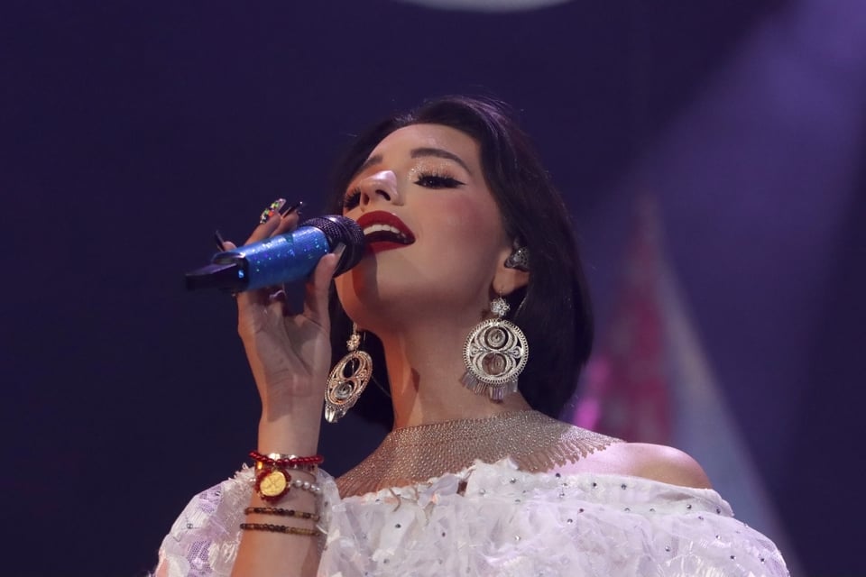 Ángela Aguilar se arrodilla ante su público en Texas