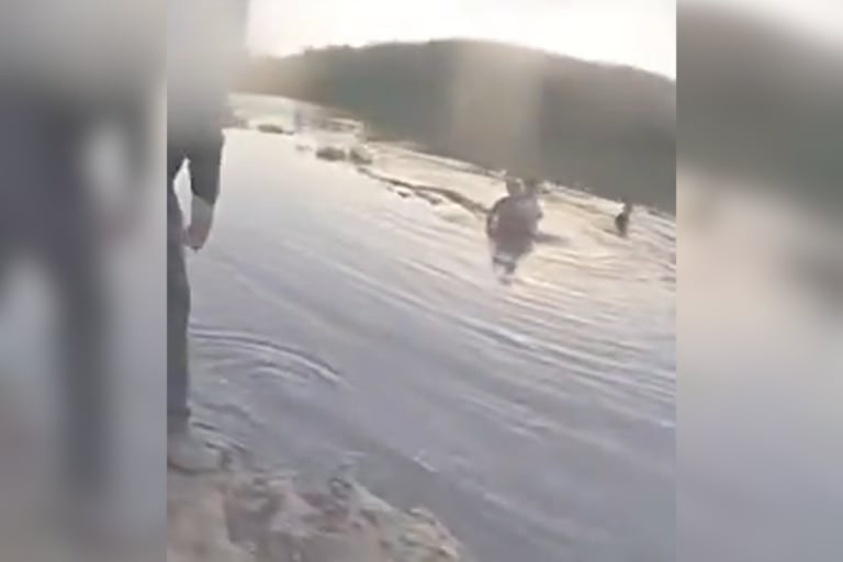 Madre se lanza al río con su bebé para huir de ICE
