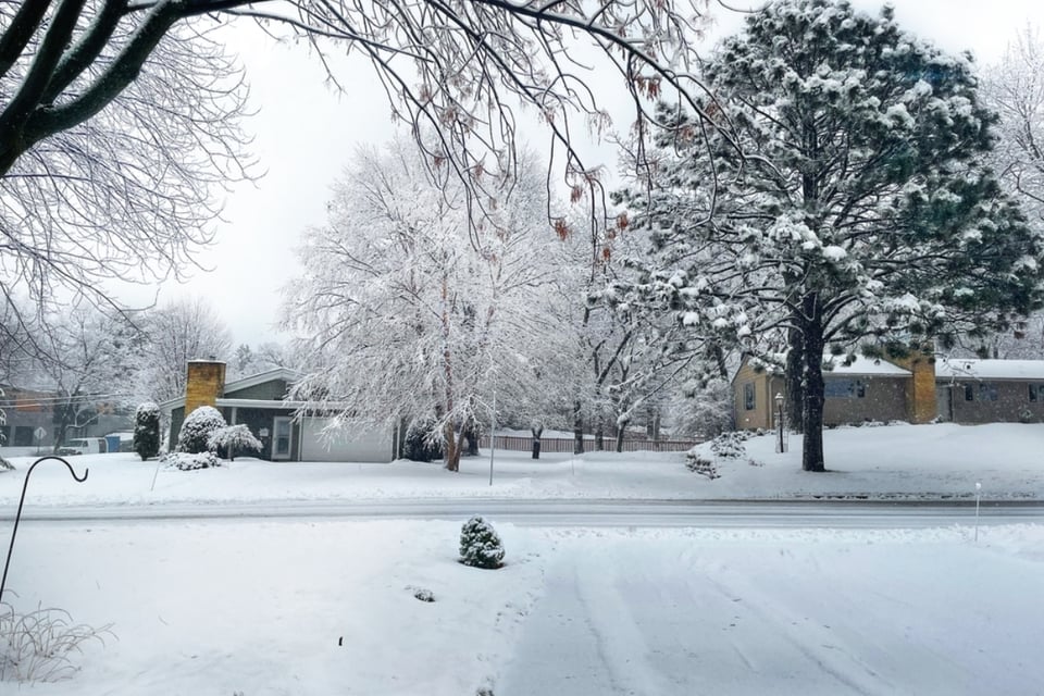 Tormenta invernal con nieve intensa y vientos fuertes en EEUU