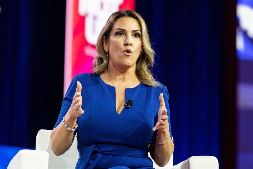 Sara Carter advierte a cárteles desde frontera