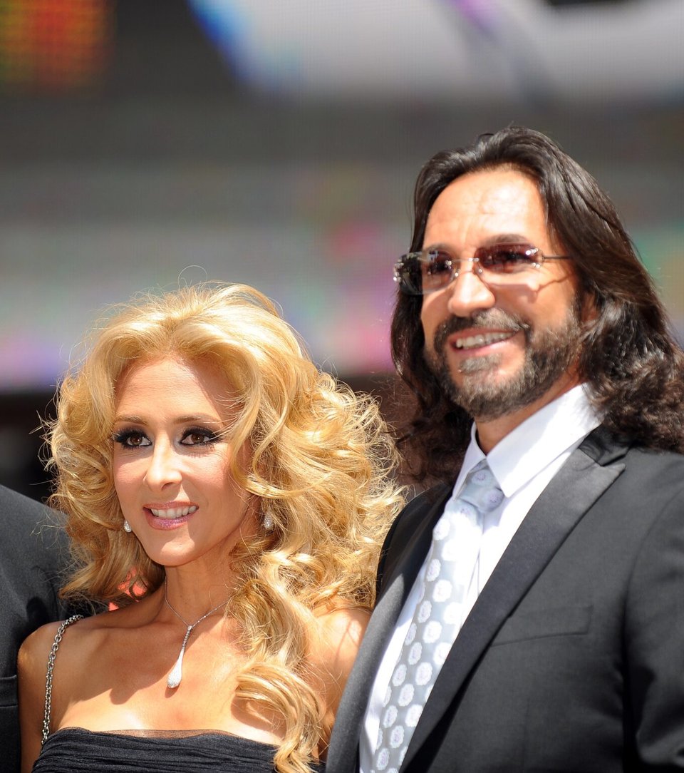 Cristy Solís muestra sus encantos en la alberca (FOTO)