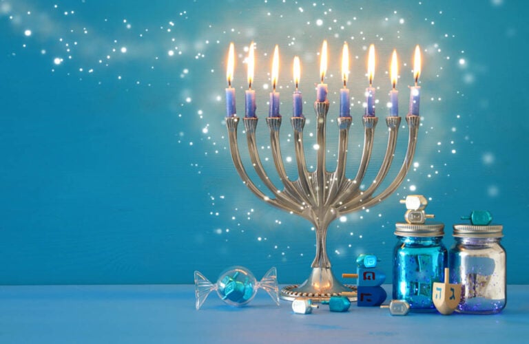 Cómo celebrar Hanukkah: Tradiciones y rituales